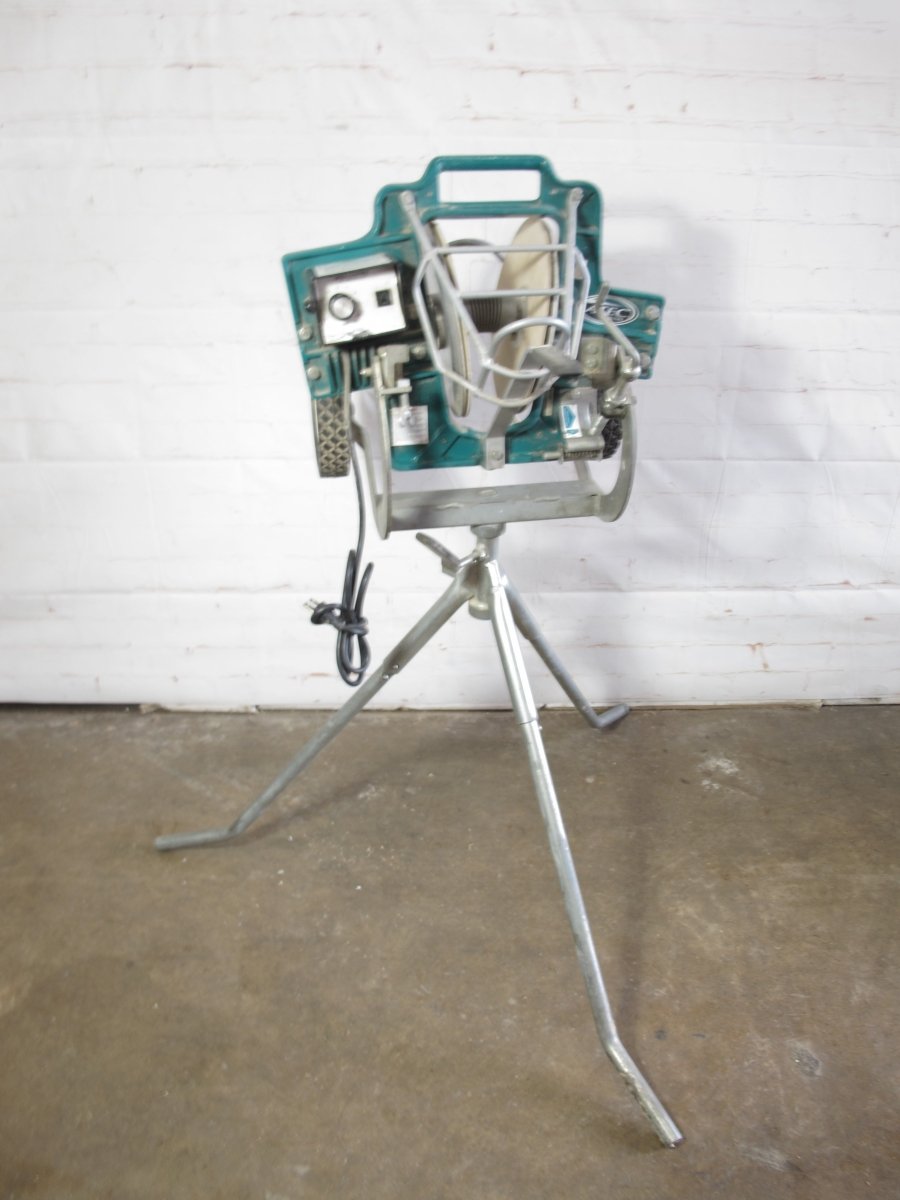 Atec Rookie Adjustable Speed Softball Pitching Machine – ZeereeZ